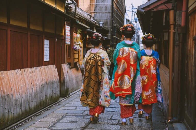 What is Japanese kimono? Introducing Kimono characteristics, types, and ...