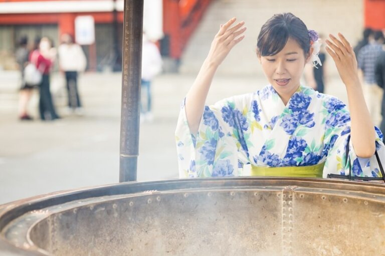 Rituals of visiting and praying at temples in Japan - Wa